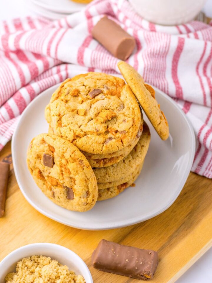 Copycat Crumbl Chocolate Mallow Cookies - Everyday Eileen